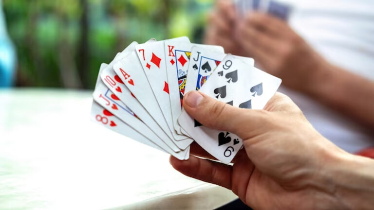 Ordre des cartes belote : comprendre l'ordre des cartes pour jouer et ...
