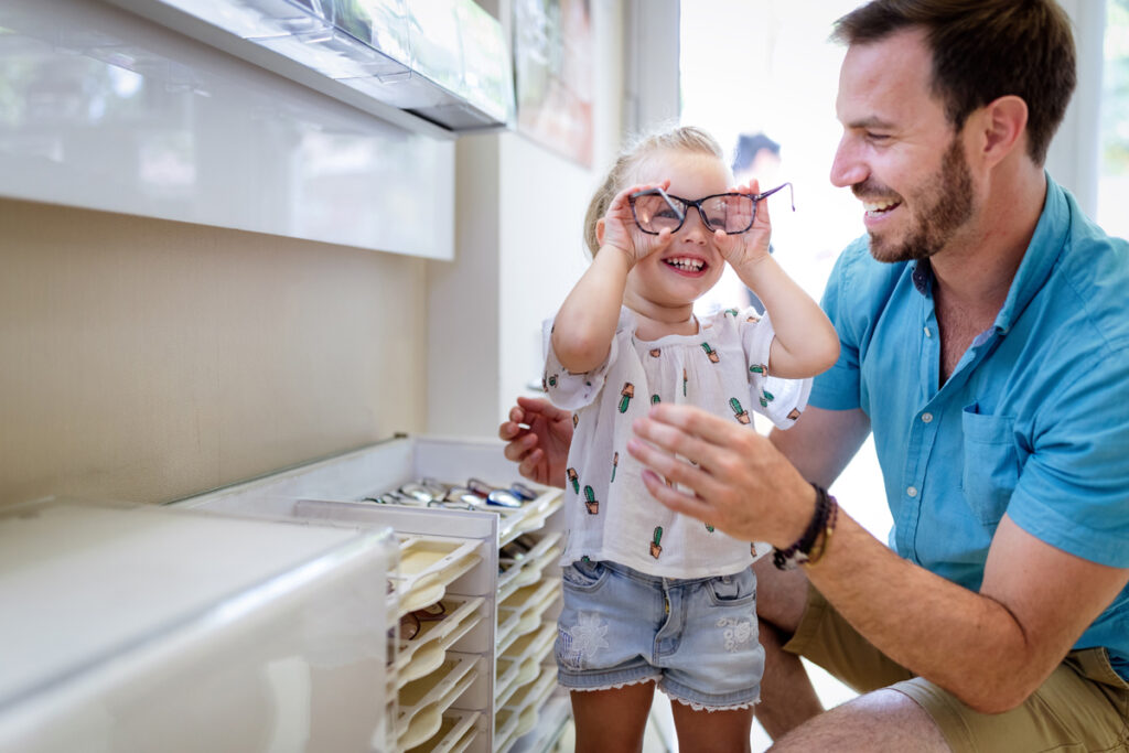 Myopie élevée chez les enfants : causes, prévention et options de ...